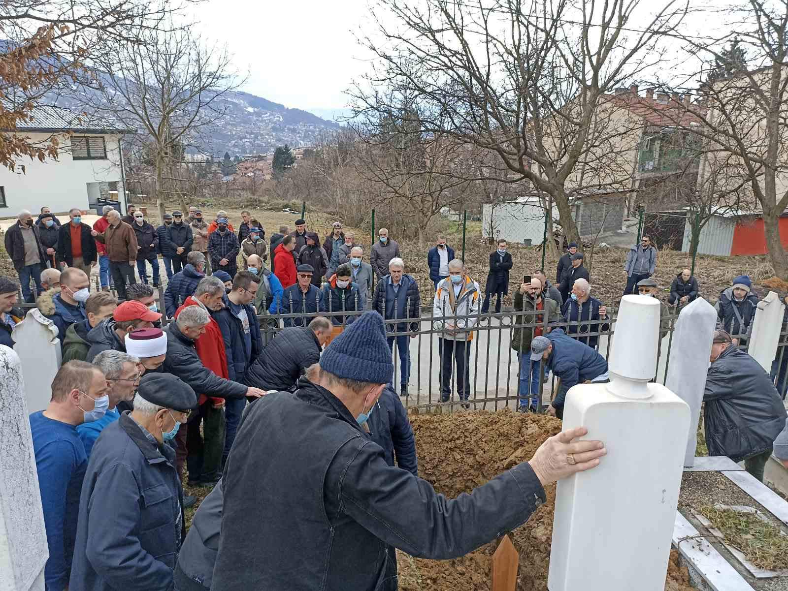 Klanjana dženaza hadži Hamdiji Kolaru, bio mujezin džamije Budakovići ... Klanjana dženaza hadži Hamdiji Kolaru, bio mujezin džamije Budakovići ...